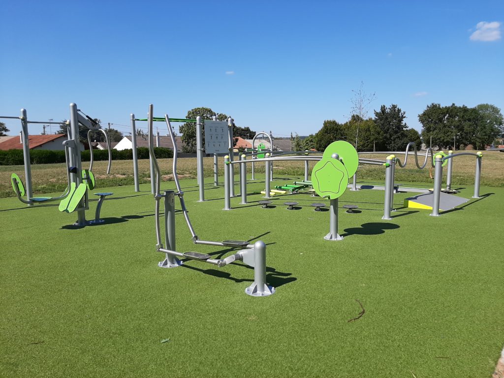 Equipement et aire de fitness pour une pratique ludique